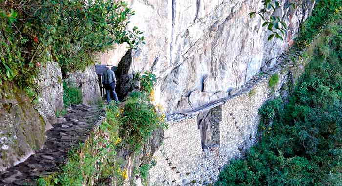 Guía turístico privado en el Puente Inca de Machu Picchu